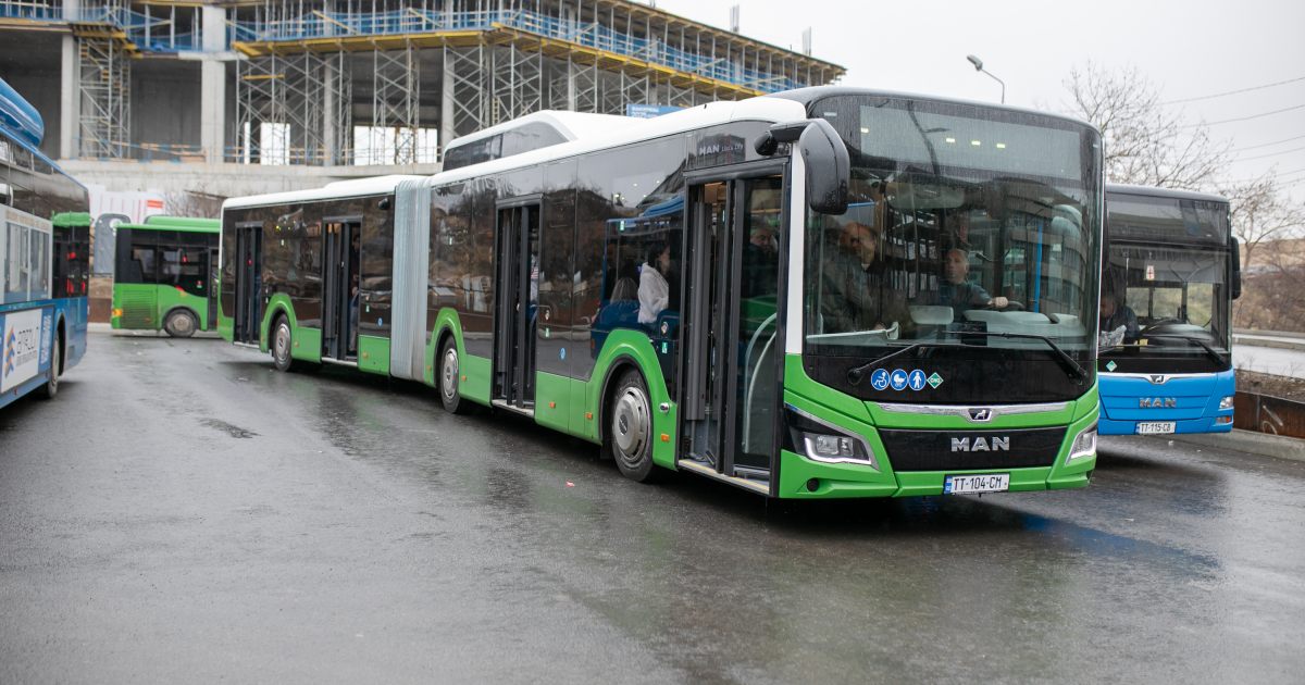 დღეიდან თბილისში პირველმა 18 მეტრიანმა ავტობუსმა მოძრაობა დაიწყო ნახეთ მარშრუტი